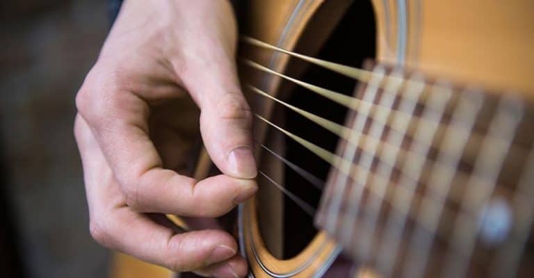 How To Strum A Guitar Properly, With And Without A Pick - Guitar Aficionado